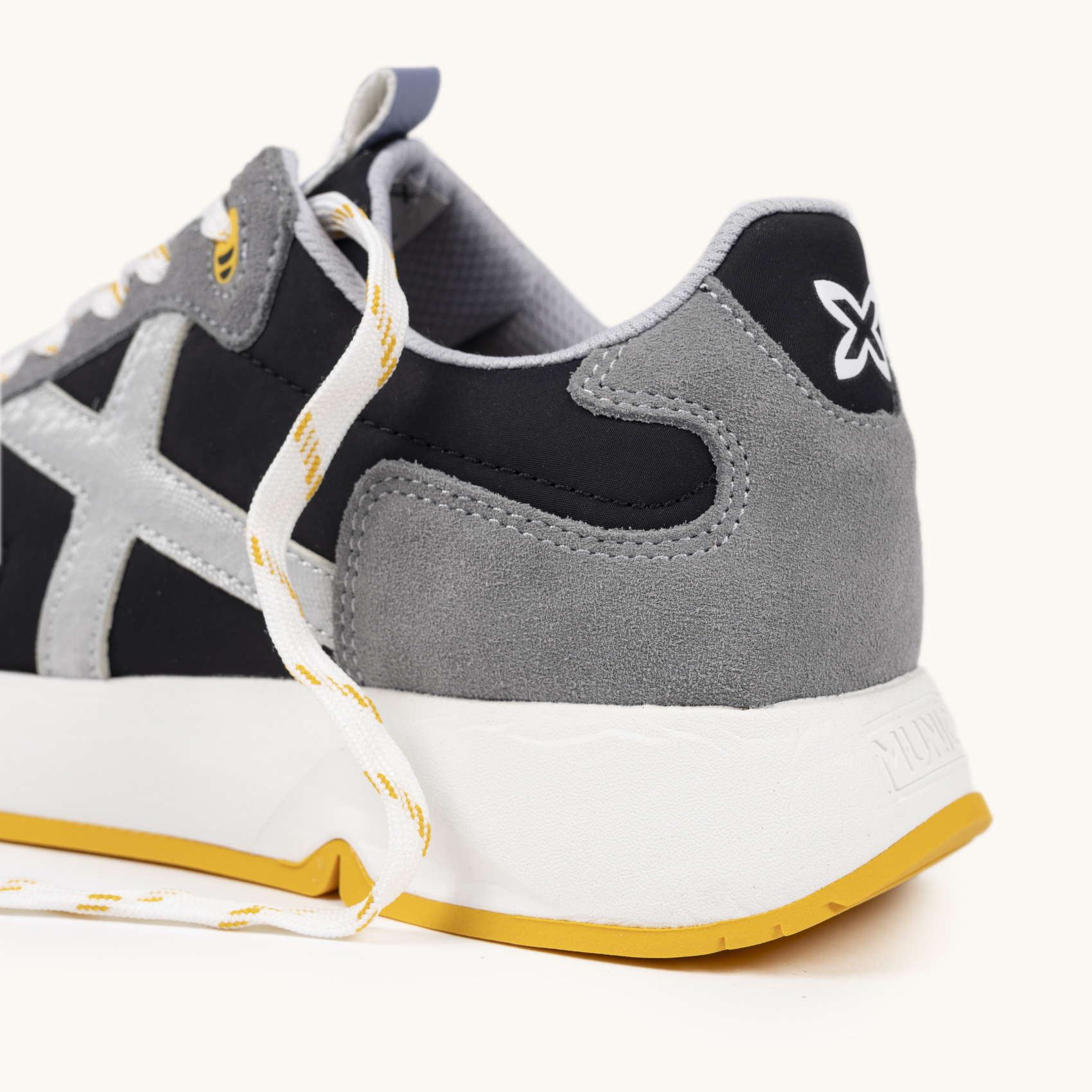 Sneakers de Hombre Negra y Gris con Suela Mostaza | MUNICH MAMBA 10
